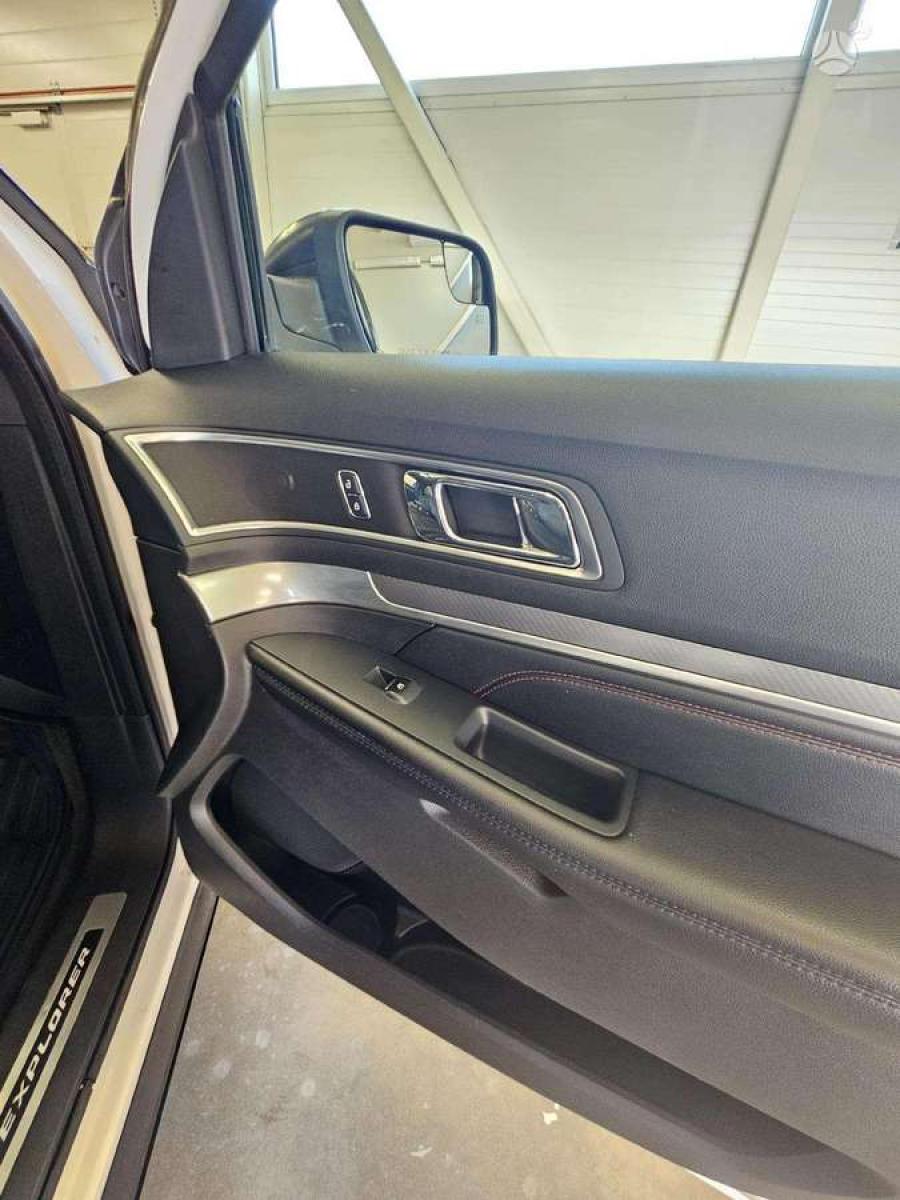 White Ford Explorer 2017 in Kalvarija, with an engine capacity of 3.49 L and mileage of 142 thousand km for 17100 €, photo 26 on AUTOMOTO.COM.LV