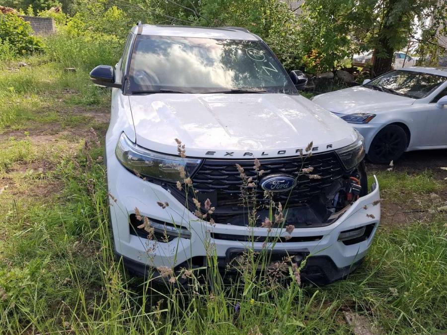 White Ford Explorer 2020 in Kaunas, with an engine capacity of 2.96 L and mileage of 100 thousand km for 13310 €, photo 4 on AUTOMOTO.COM.LV
