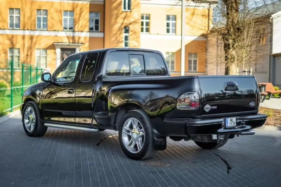 Melns Ford F-150 2000 Liepāja, ar dzinēja tilpumu 5.40 L un nobraukumu 223 tūkst. km par 14444 €, foto 3 vietnē AUTOMOTO.COM.LV