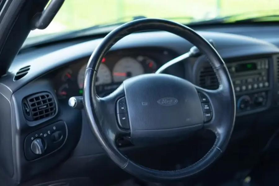 Melns Ford F-150 2000 Liepāja, ar dzinēja tilpumu 5.40 L un nobraukumu 223 tūkst. km par 14444 €, foto 26 vietnē AUTOMOTO.COM.LV