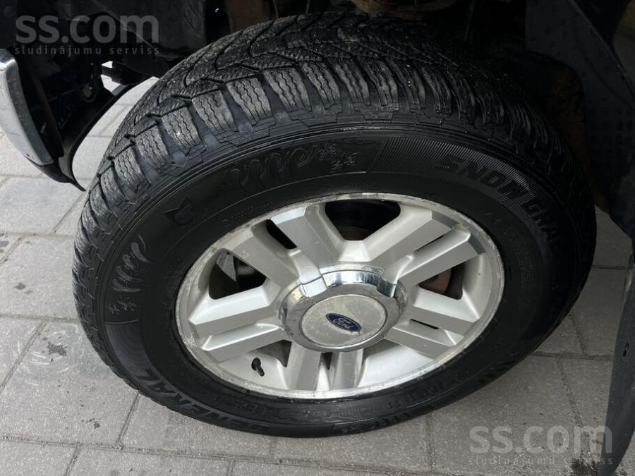 Black Ford F-150 2004 in Riga, with an engine capacity of 5.40 L and mileage of 0 thousand km for 7490 €, photo 8 on AUTOMOTO.COM.LV