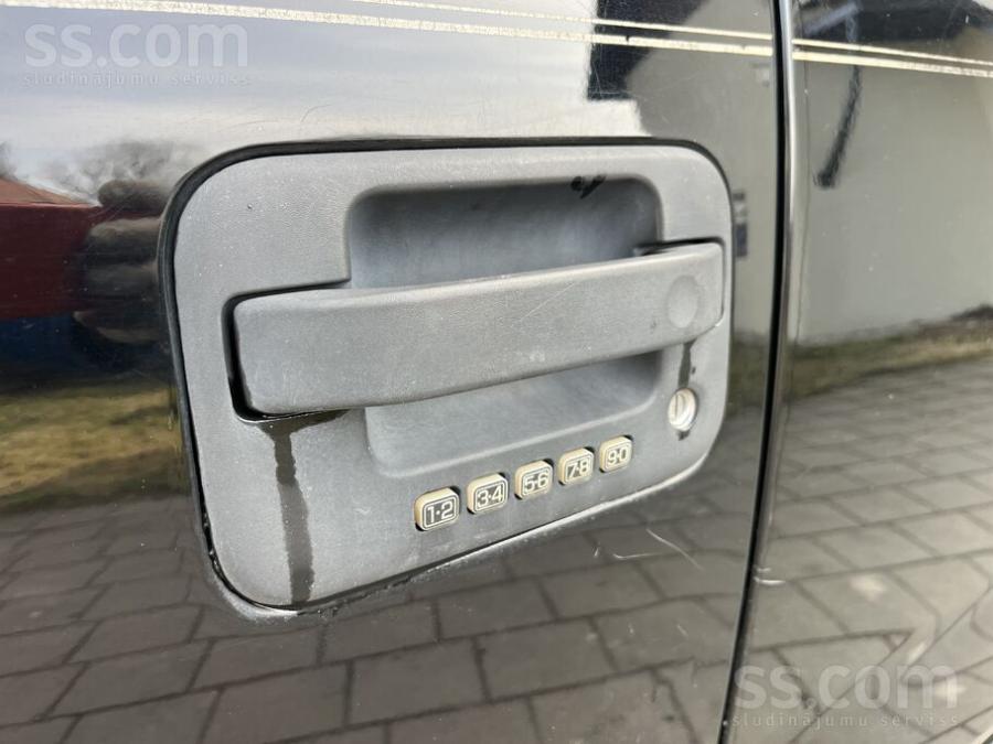 Black Ford F-150 2004 in Riga, with an engine capacity of 5.40 L and mileage of 0 thousand km for 7490 €, photo 9 on AUTOMOTO.COM.LV