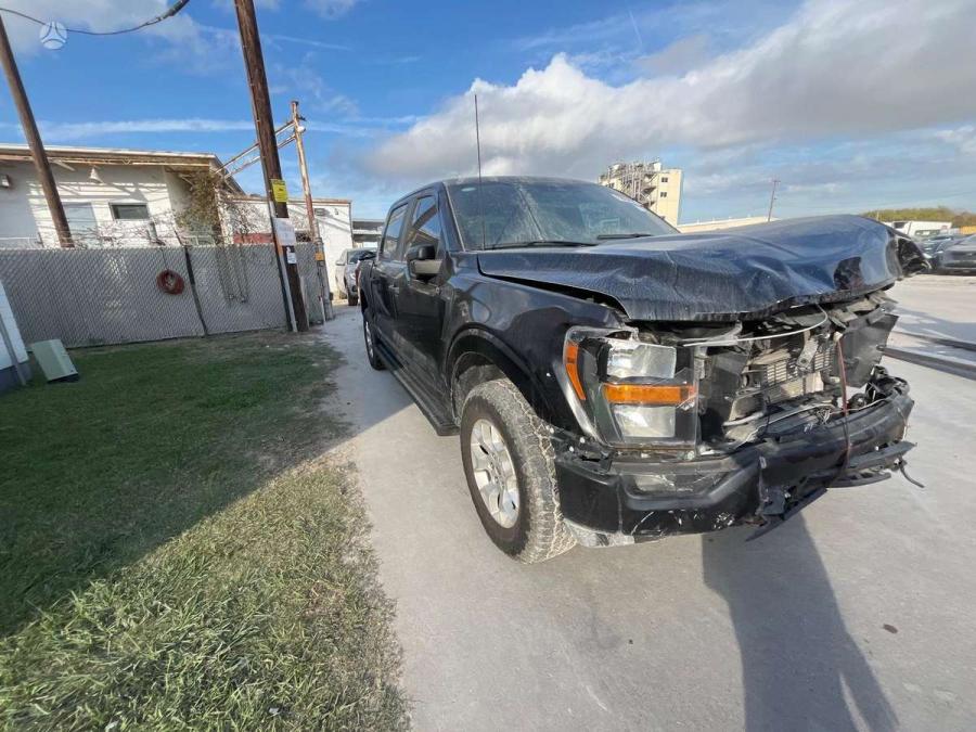 Black Ford F-150 2023 in Ukmerge, with an engine capacity of 3.49 L and mileage of 72 thousand km for 13490 €, photo 3 on AUTOMOTO.COM.LV
