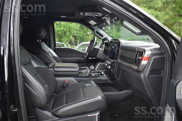 Black Ford F-150 2023 in Kuldiga, with an engine capacity of 3.50 L and mileage of 0 thousand km for 70550 €, photo 5 on AUTOMOTO.COM.LV