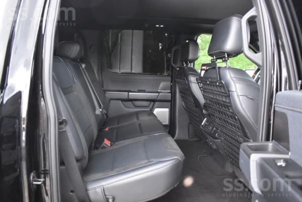 Black Ford F-150 2023 in Kuldiga, with an engine capacity of 3.50 L and mileage of 0 thousand km for 70550 €, photo 6 on AUTOMOTO.COM.LV