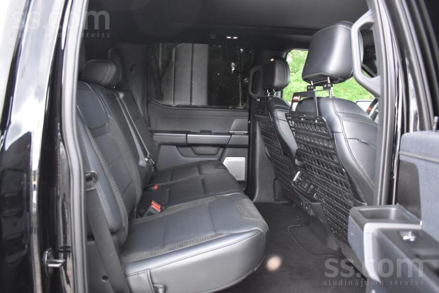 Black Ford F-150 2023 in Kuldiga, with an engine capacity of 3.50 L and mileage of 0 thousand km for 69550 €, photo 7 on AUTOMOTO.COM.LV