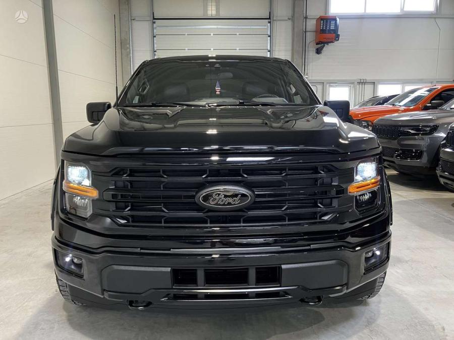Black Ford F-150 2025 in Klaipeda, with an engine capacity of 2.70 L and mileage of 12 thousand km for 47190 €, photo 6 on AUTOMOTO.COM.LV