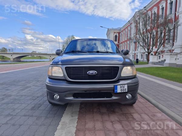Grey Ford F-150 2002 in Riga, with an engine capacity of 5.40 L and mileage of 0 thousand km for 14300 €, photo 8 on AUTOMOTO.COM.LV
