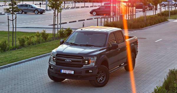 Pelēks Ford F-150 2018 Viļņa, ar dzinēja tilpumu 4.95 L un nobraukumu 171 tūkst. km par 33900 €, foto 10 vietnē AUTOMOTO.COM.LV