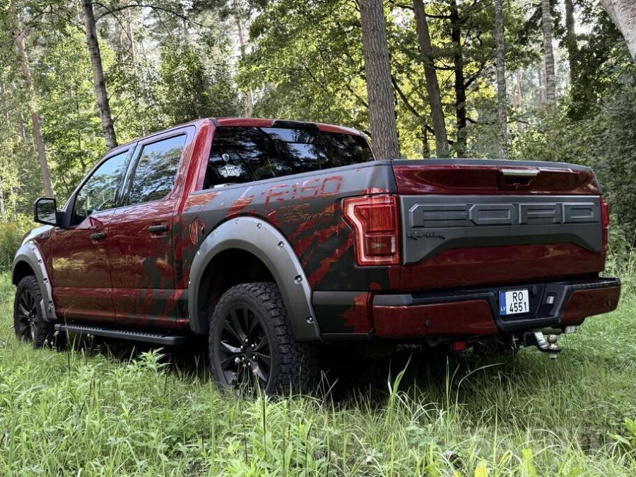 Red Ford F-150 2015 in Jelgava, with an engine capacity of 5.00 L and mileage of 281 thousand km for 29900 €, photo 4 on AUTOMOTO.COM.LV