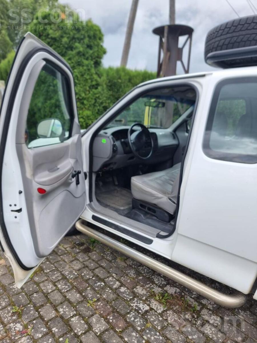 Balts Ford F-150 1998 Liepāja, ar dzinēja tilpumu 4.60 L un nobraukumu 161 tūkst. km par 5000 €, foto 3 vietnē AUTOMOTO.COM.LV