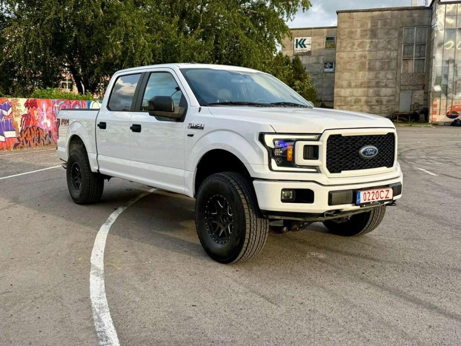 White Ford F-150 2019 in Klaipeda, with an engine capacity of 5.00 L and mileage of 176 thousand km for 22000 €, photo 4 on AUTOMOTO.COM.LV