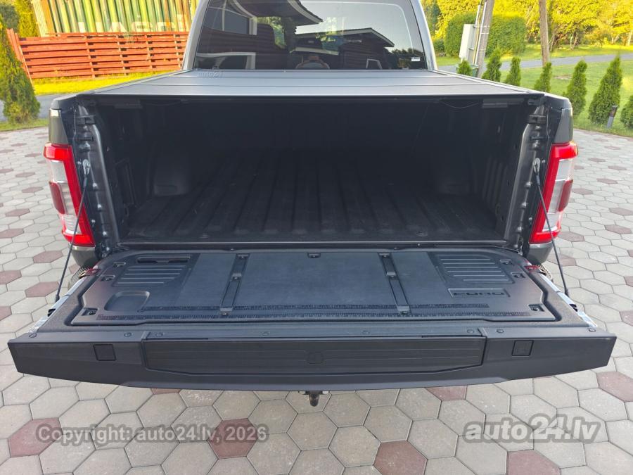 Pelēks Ford F-Series 2024 Paide, ar dzinēja tilpumu 5.00 L un nobraukumu 47 tūkst. km par 74900 €, foto 9 vietnē AUTOMOTO.COM.LV