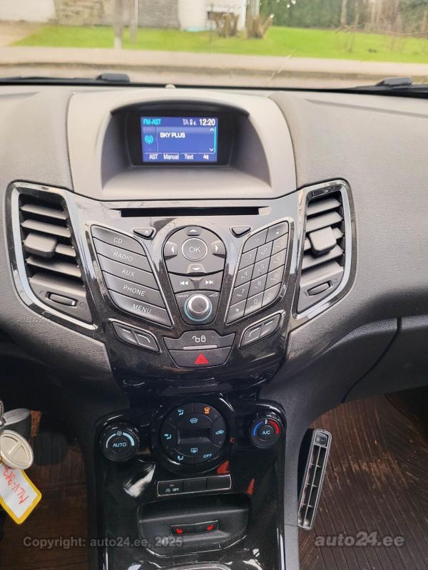 Smilšu krāsa Ford Fiesta 2016 Tallina, ar dzinēja tilpumu 1.00 L un nobraukumu 130 tūkst. km par 5600 €, foto 11 vietnē AUTOMOTO.COM.LV