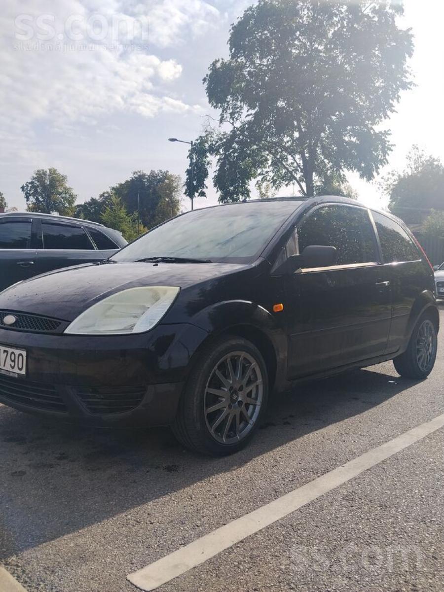 Black Ford Fiesta 2004 in Rezekne, with an engine capacity of 1.40 L and mileage of 348 thousand km for 850 €, photo 1 on AUTOMOTO.COM.LV