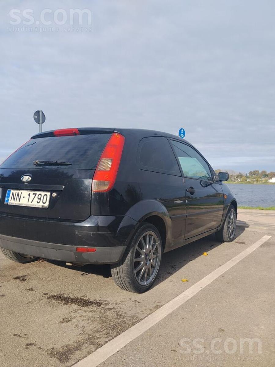 Black Ford Fiesta 2004 in Rezekne, with an engine capacity of 1.40 L and mileage of 348 thousand km for 850 €, photo 3 on AUTOMOTO.COM.LV
