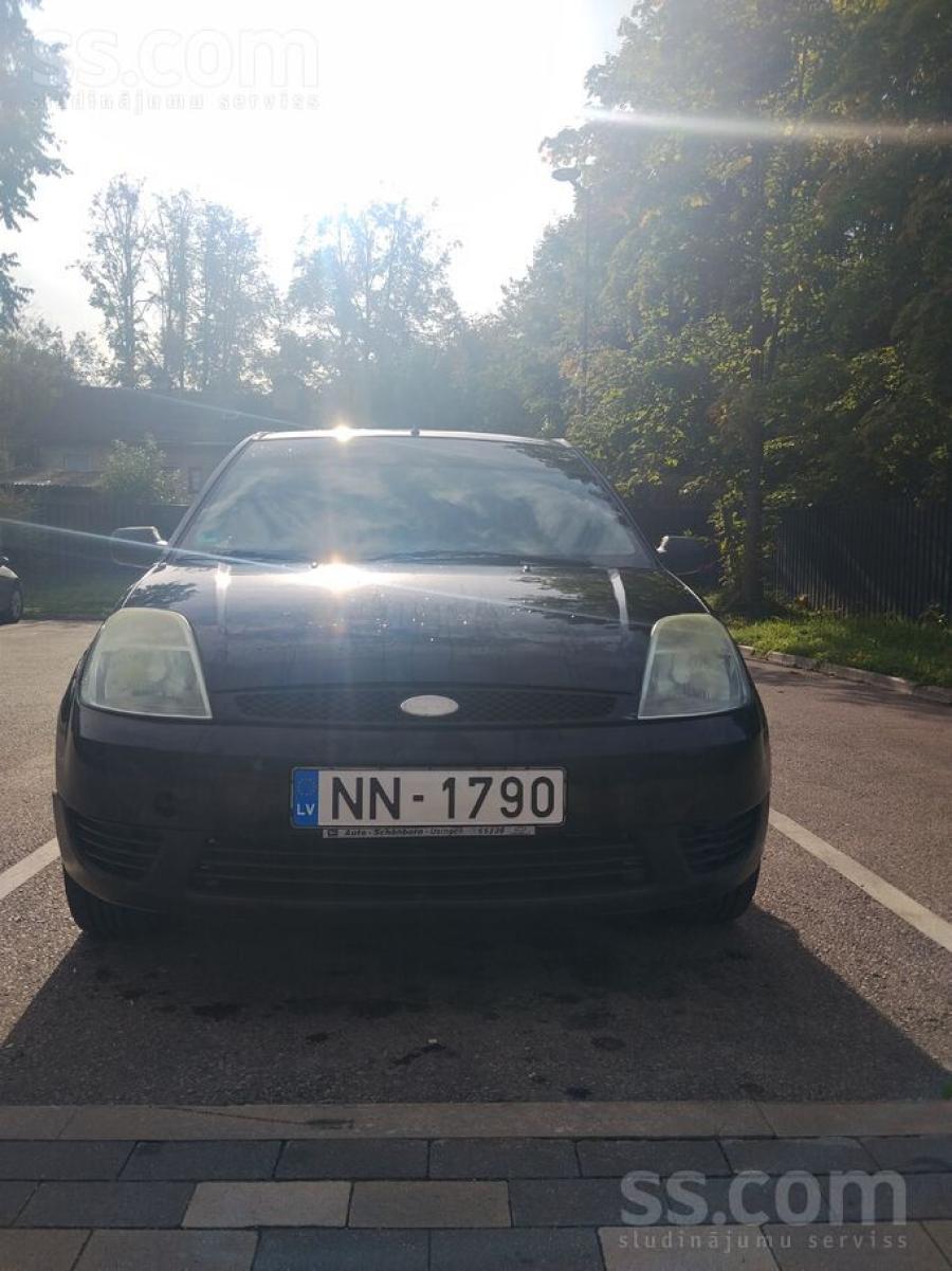 Black Ford Fiesta 2004 in Rezekne, with an engine capacity of 1.40 L and mileage of 348 thousand km for 850 €, photo 4 on AUTOMOTO.COM.LV