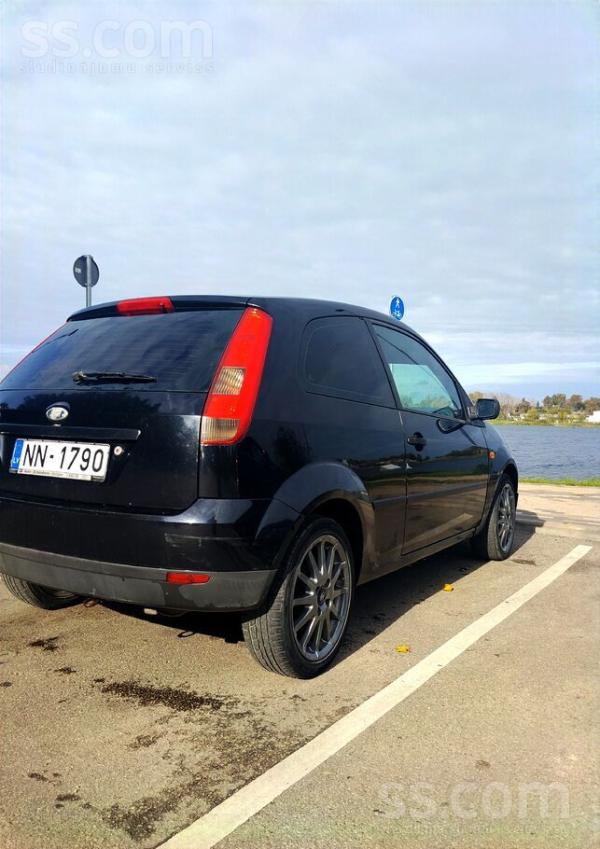 Ford Fiesta 2004 Rēzekne vietnē Melns Ford Fiesta 2004 Rēzekne, ar dzinēja tilpumu 1.40 L un nobraukumu 348 tūkst. km par 850 €, foto 4 vietnē AUTOMOTO.COM.LV