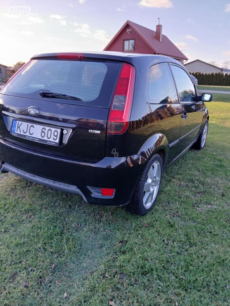 Black Ford Fiesta 2005 in Vilkaviskis, with an engine capacity of 1.60 L and mileage of 231 thousand km for 850 €, photo 4 on AUTOMOTO.COM.LV
