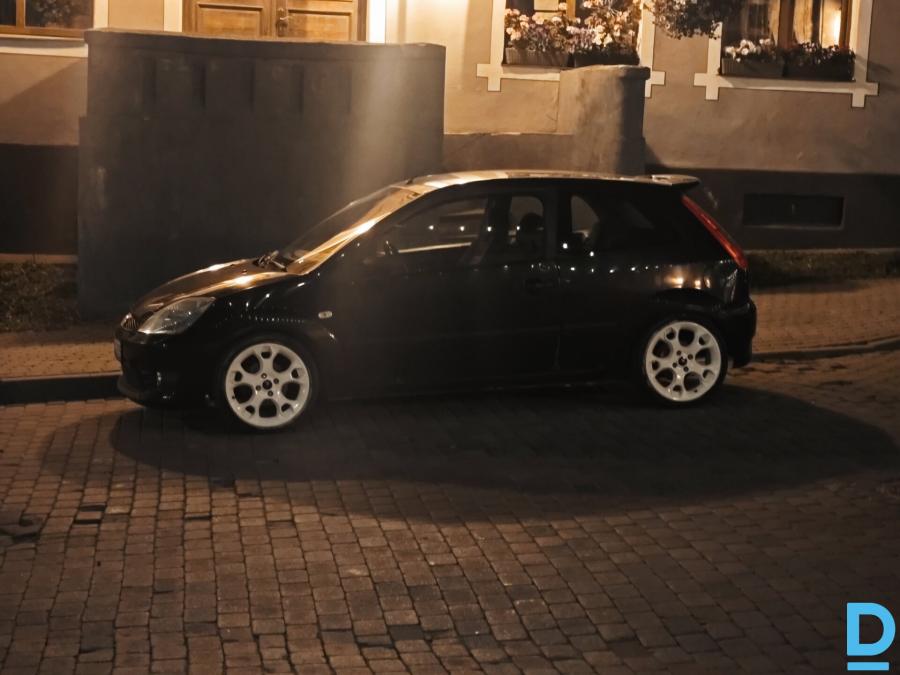 Black Ford Fiesta 2005 in Riga, with an engine capacity of 1.60 L and mileage of 375 thousand km for 2300 €, photo 1 on AUTOMOTO.COM.LV