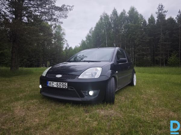 Melns Ford Fiesta 2005 Rīga, ar dzinēja tilpumu 1.60 L un nobraukumu 375 tūkst. km par 2300 €, foto 2 vietnē AUTOMOTO.COM.LV