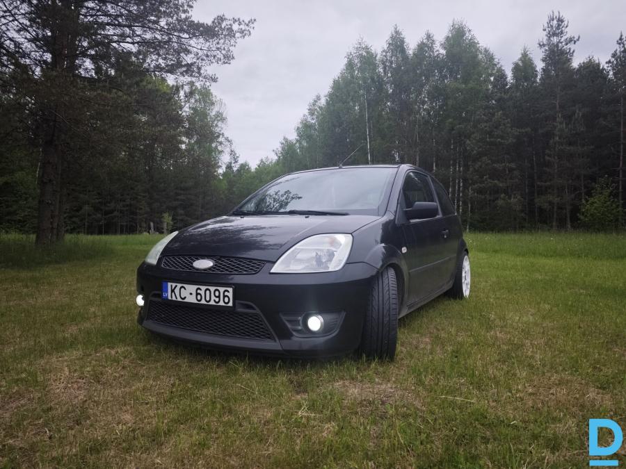 Black Ford Fiesta 2005 in Riga, with an engine capacity of 1.60 L and mileage of 375 thousand km for 2300 €, photo 3 on AUTOMOTO.COM.LV