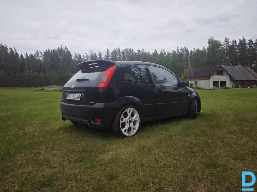 Black Ford Fiesta 2005 in Riga, with an engine capacity of 1.60 L and mileage of 375 thousand km for 2300 €, photo 7 on AUTOMOTO.COM.LV