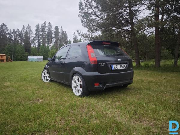 Black Ford Fiesta 2005 in Riga, with an engine capacity of 1.60 L and mileage of 375 thousand km for 2300 €, photo 8 on AUTOMOTO.COM.LV