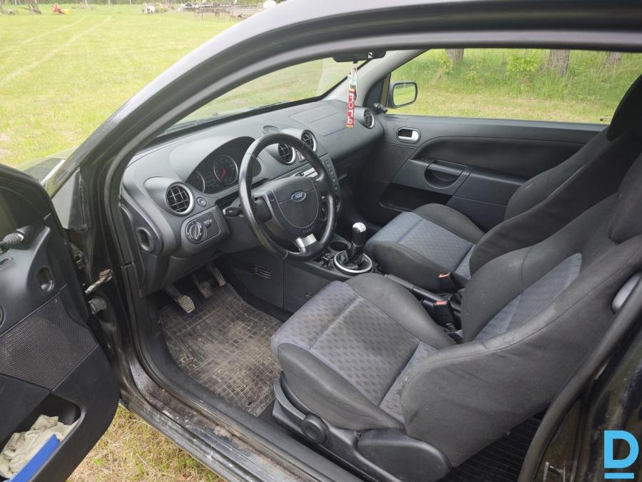 Black Ford Fiesta 2005 in Riga, with an engine capacity of 1.60 L and mileage of 375 thousand km for 2300 €, photo 11 on AUTOMOTO.COM.LV