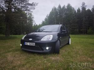 Черный Форд Фиеста 2005 в Цесис, объемом двигателя 1.60 л и пробегом 375 тыс. км за 2200 €, фото 3 на AUTOMOTO.COM.LV