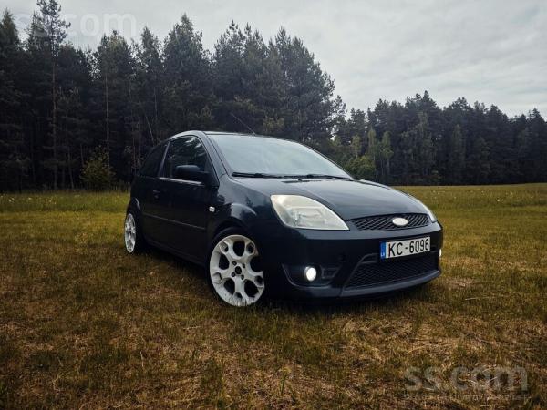 Melns Ford Fiesta 2005 Cēsis, ar dzinēja tilpumu 1.60 L un nobraukumu 376 tūkst. km par 1700 €, foto 1 vietnē AUTOMOTO.COM.LV
