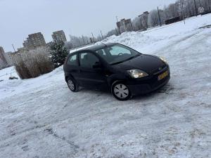 Melns Ford Fiesta 2006 Kauņa, ar dzinēja tilpumu 1.30 L un nobraukumu 178 tūkst. km par 950 €, foto  vietnē AUTOMOTO.COM.LV