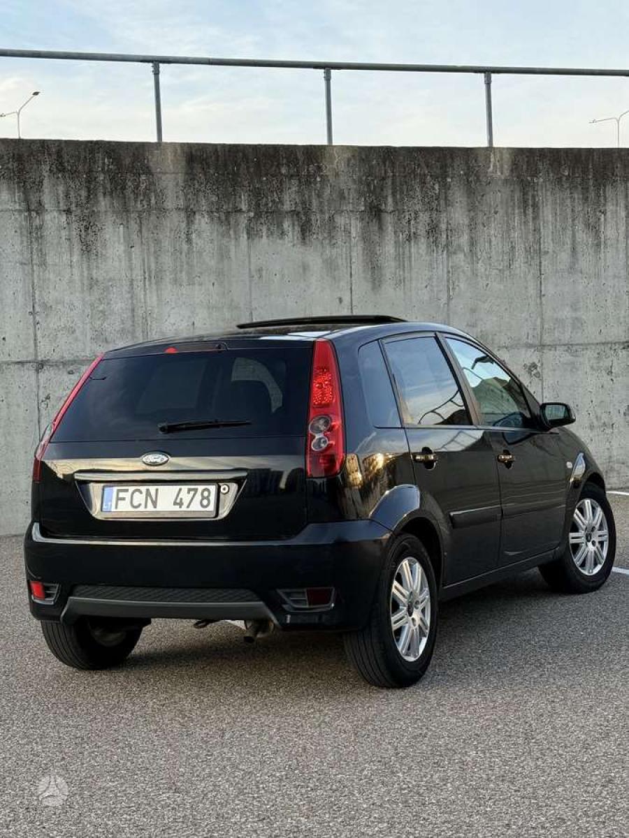 Melns Ford Fiesta 2007 Viļņa, ar dzinēja tilpumu 1.40 L un nobraukumu 147 tūkst. km par 1150 €, foto 5 vietnē AUTOMOTO.COM.LV