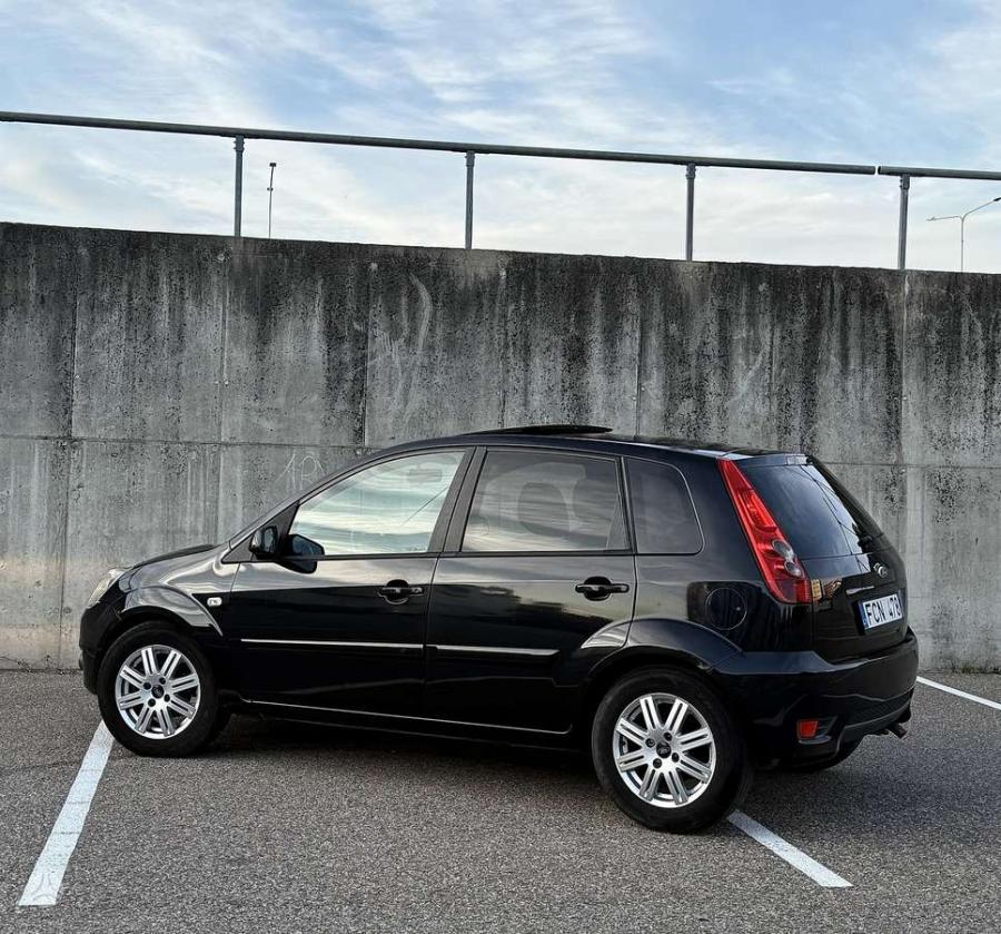 Melns Ford Fiesta 2007 Viļņa, ar dzinēja tilpumu 1.40 L un nobraukumu 147 tūkst. km par 1150 €, foto 6 vietnē AUTOMOTO.COM.LV