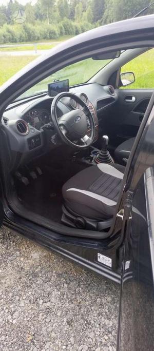 Black Ford Fiesta 2008 in Naujoji Akmene, with an engine capacity of 1.40 L and mileage of 227 thousand km for 1700 €, photo 7 on AUTOMOTO.COM.LV
