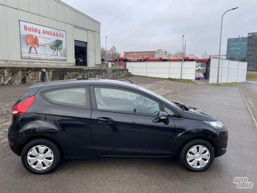 Black Ford Fiesta 2009 in Alytus, with an engine capacity of 1.60 L and mileage of 280 thousand km for 1600 €, photo 4 on AUTOMOTO.COM.LV