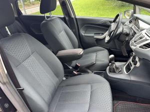Melns Ford Fiesta 2011 Alīta, ar dzinēja tilpumu 1.56 L un nobraukumu 265 tūkst. km par 3300 €, foto 16 vietnē AUTOMOTO.COM.LV