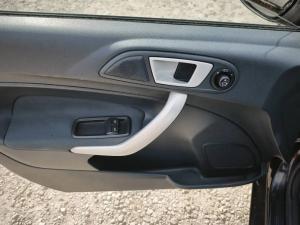 Melns Ford Fiesta 2012 Jelgava, ar dzinēja tilpumu 1.40 L un nobraukumu 275 tūkst. km par 3290 €, foto 24 vietnē AUTOMOTO.COM.LV