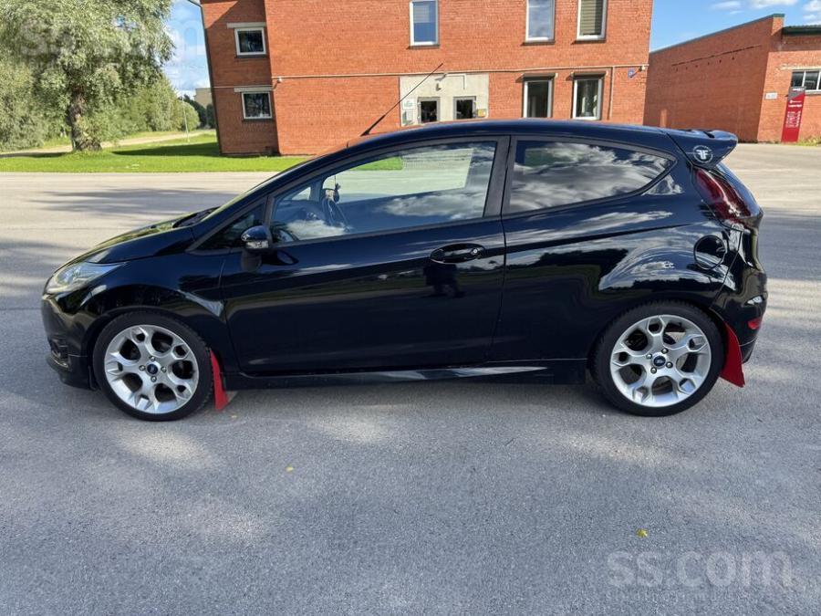 Black Ford Fiesta 2014 in Valmiera, with an engine capacity of 1.50 L and mileage of 367 thousand km for 3550 €, photo 8 on AUTOMOTO.COM.LV