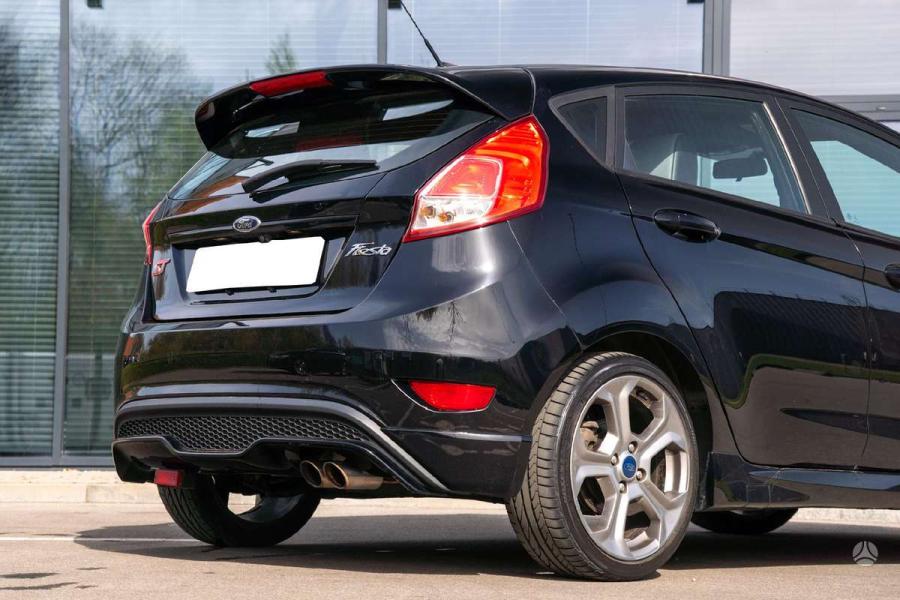 Black Ford Fiesta 2019 in Klaipeda, with an engine capacity of 1.60 L and mileage of 21 thousand km for 12000 €, photo 4 on AUTOMOTO.COM.LV