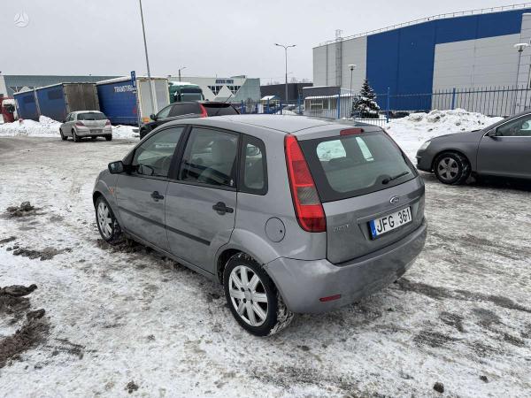 Zils Ford Fiesta 2002 Viļņa, ar dzinēja tilpumu 1.60 L un nobraukumu 288 tūkst. km par 790 €, foto 2 vietnē AUTOMOTO.COM.LV