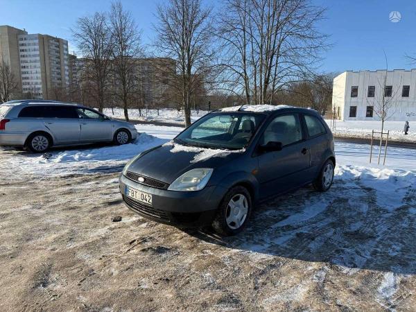 Blue Ford Fiesta 2004 in Vilnius, with an engine capacity of 1.40 L and mileage of 486 thousand km for 690 €, photo 1 on AUTOMOTO.COM.LV
