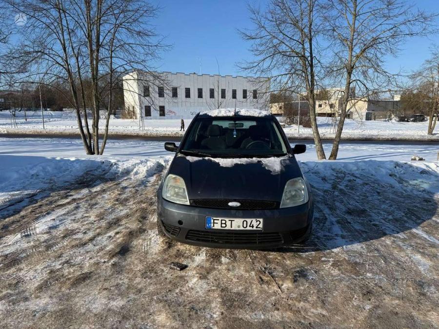 Blue Ford Fiesta 2004 in Vilnius, with an engine capacity of 1.40 L and mileage of 486 thousand km for 690 €, photo 2 on AUTOMOTO.COM.LV