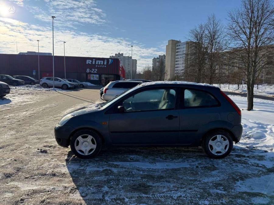 Blue Ford Fiesta 2004 in Vilnius, with an engine capacity of 1.40 L and mileage of 486 thousand km for 690 €, photo 3 on AUTOMOTO.COM.LV