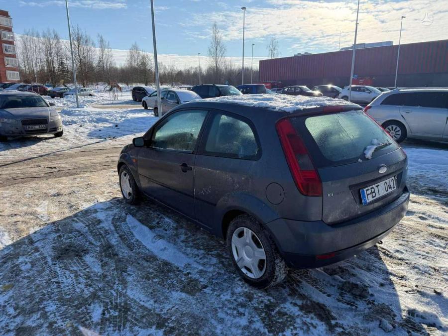 Blue Ford Fiesta 2004 in Vilnius, with an engine capacity of 1.40 L and mileage of 486 thousand km for 690 €, photo 4 on AUTOMOTO.COM.LV