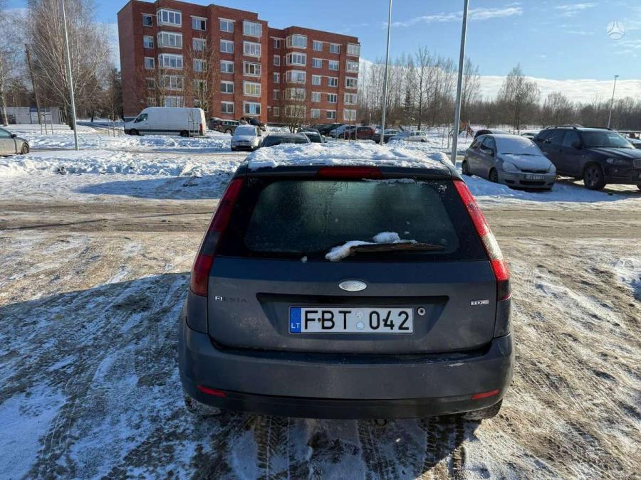 Blue Ford Fiesta 2004 in Vilnius, with an engine capacity of 1.40 L and mileage of 486 thousand km for 690 €, photo 5 on AUTOMOTO.COM.LV