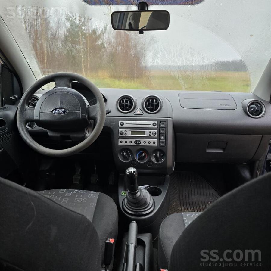 Blue Ford Fiesta 2004 in Riga, with an engine capacity of 1.40 L and mileage of 314 thousand km for 600 €, photo 5 on AUTOMOTO.COM.LV