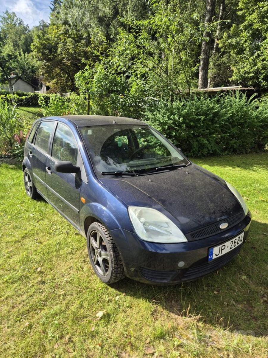 Zils Ford Fiesta 2004 Cēsis, ar dzinēja tilpumu 1.40 L un nobraukumu 170 tūkst. km par 1600 €, foto 1 vietnē AUTOMOTO.COM.LV