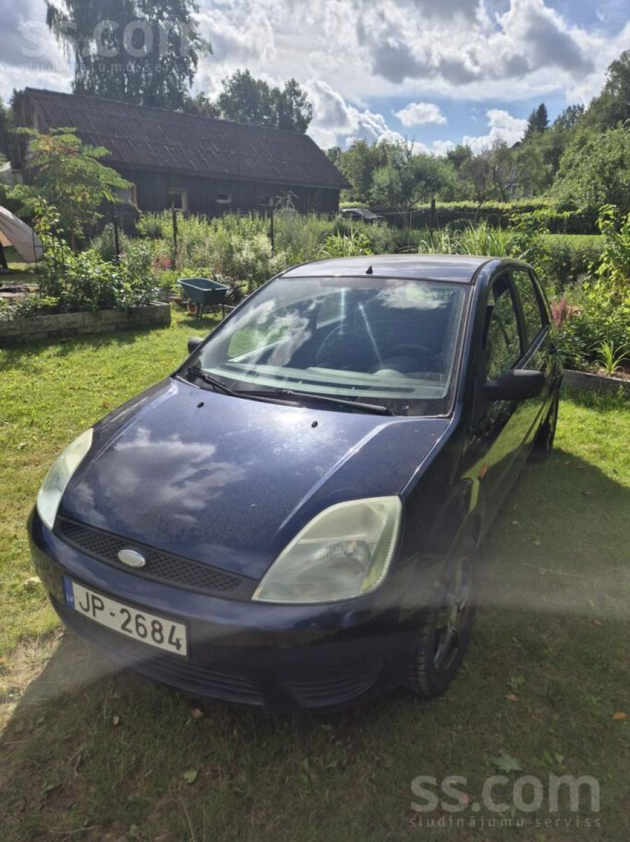 Zils Ford Fiesta 2004 Cēsis, ar dzinēja tilpumu 1.40 L un nobraukumu 170 tūkst. km par 1600 €, foto 3 vietnē AUTOMOTO.COM.LV