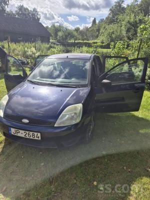 Zils Ford Fiesta 2004 Cēsis, ar dzinēja tilpumu 1.40 L un nobraukumu 170 tūkst. km par 1600 €, foto 4 vietnē AUTOMOTO.COM.LV